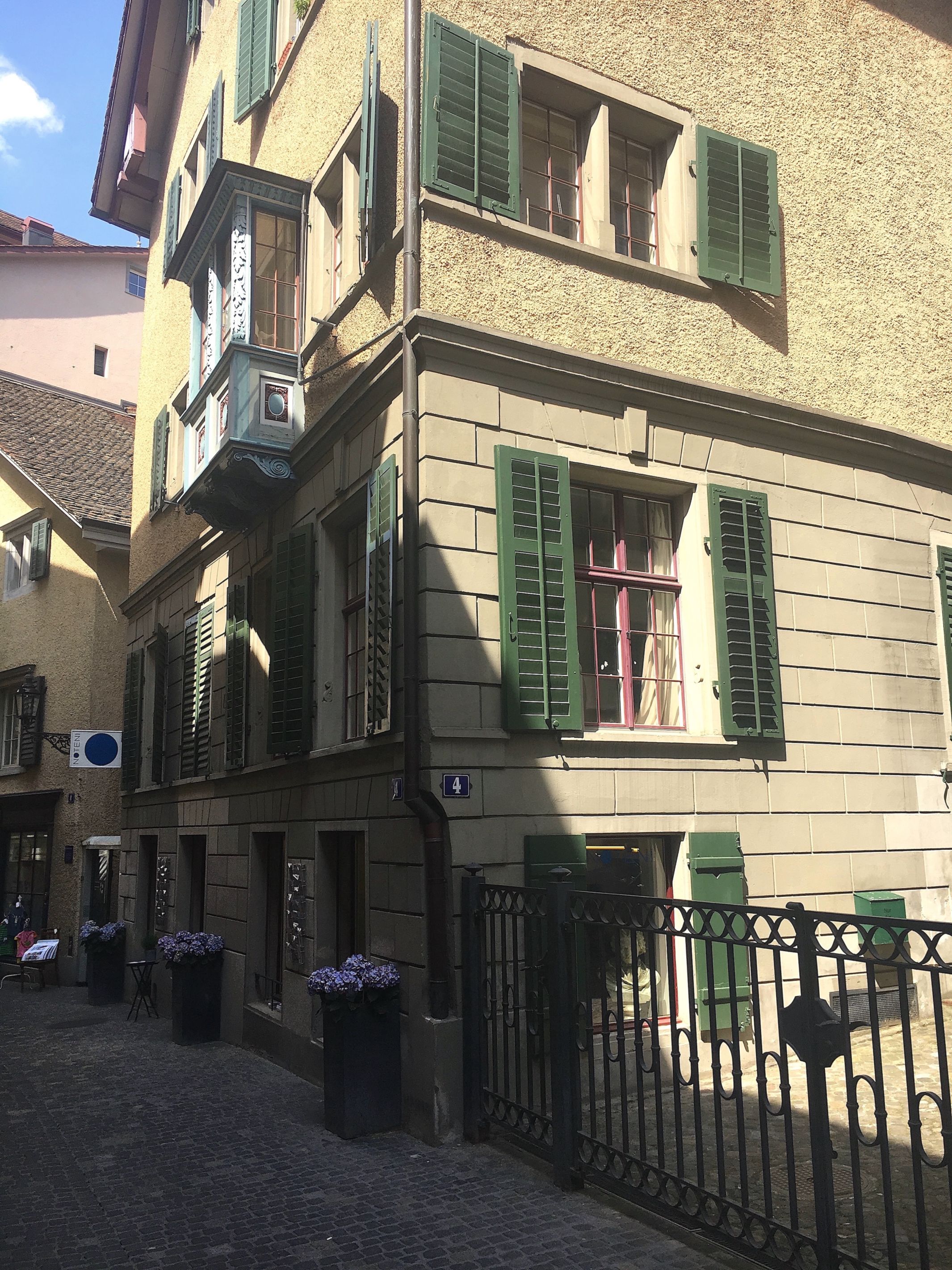 Frau Minne an der Brunngasse 8